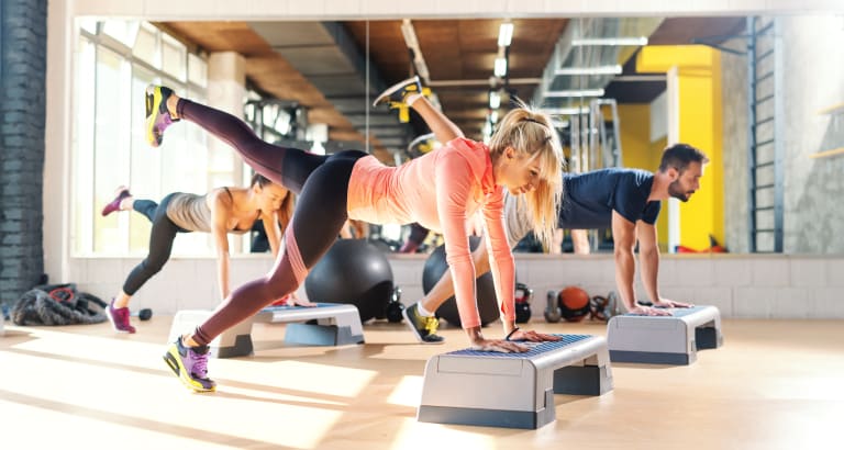 Le Step aérobic: 10 exercices de step pour débutants | TeamShirts